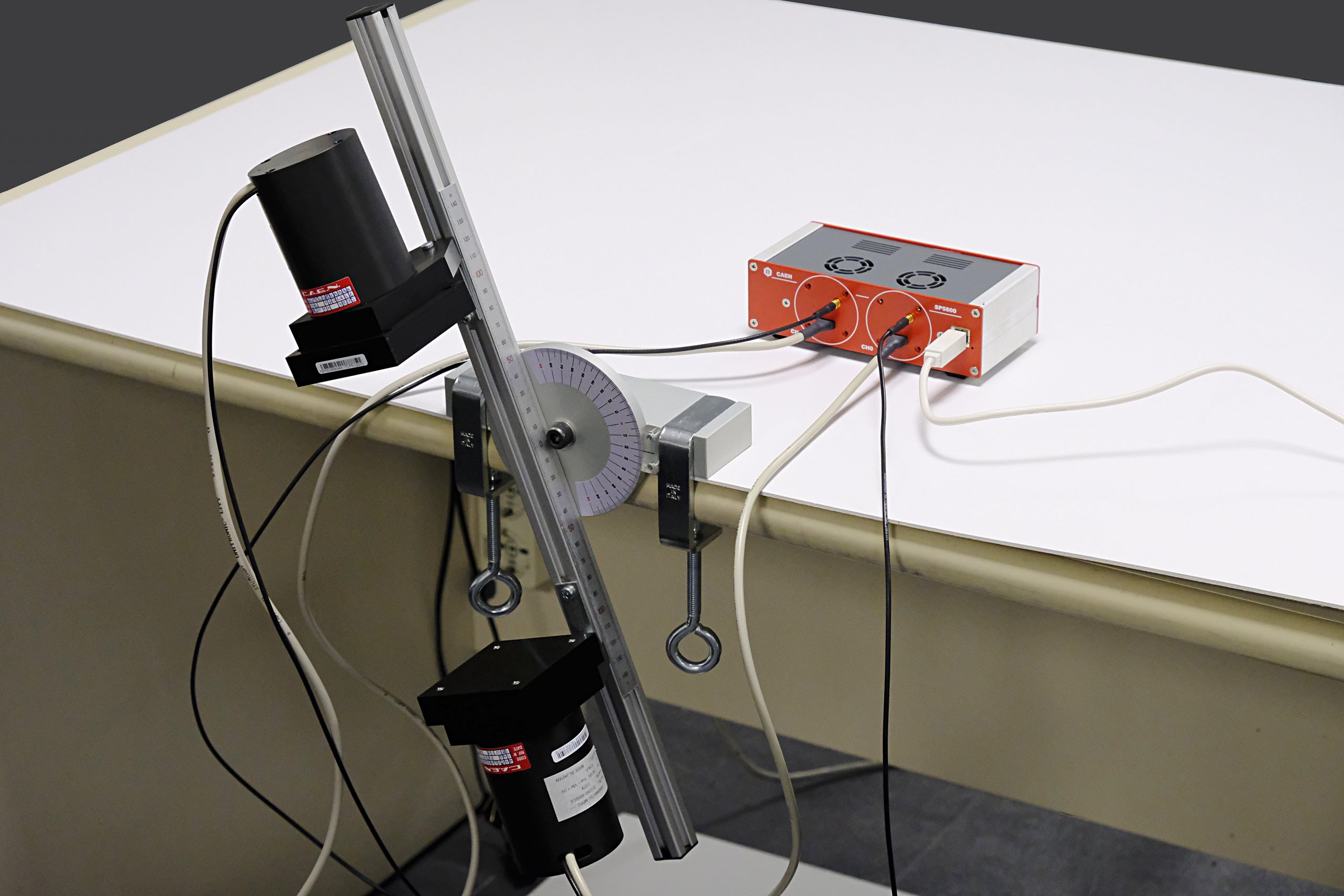 Muons Vertical Flux on Horizontal Detector - CAEN EduLab